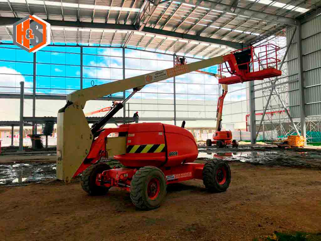 Alquiler de plataformas elevadoras manlift para trabajos en alturas ...